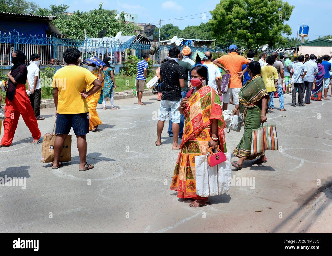 Viele Menschen sammeln Erleichterung für ihre Familie aus der Lock-Down ...