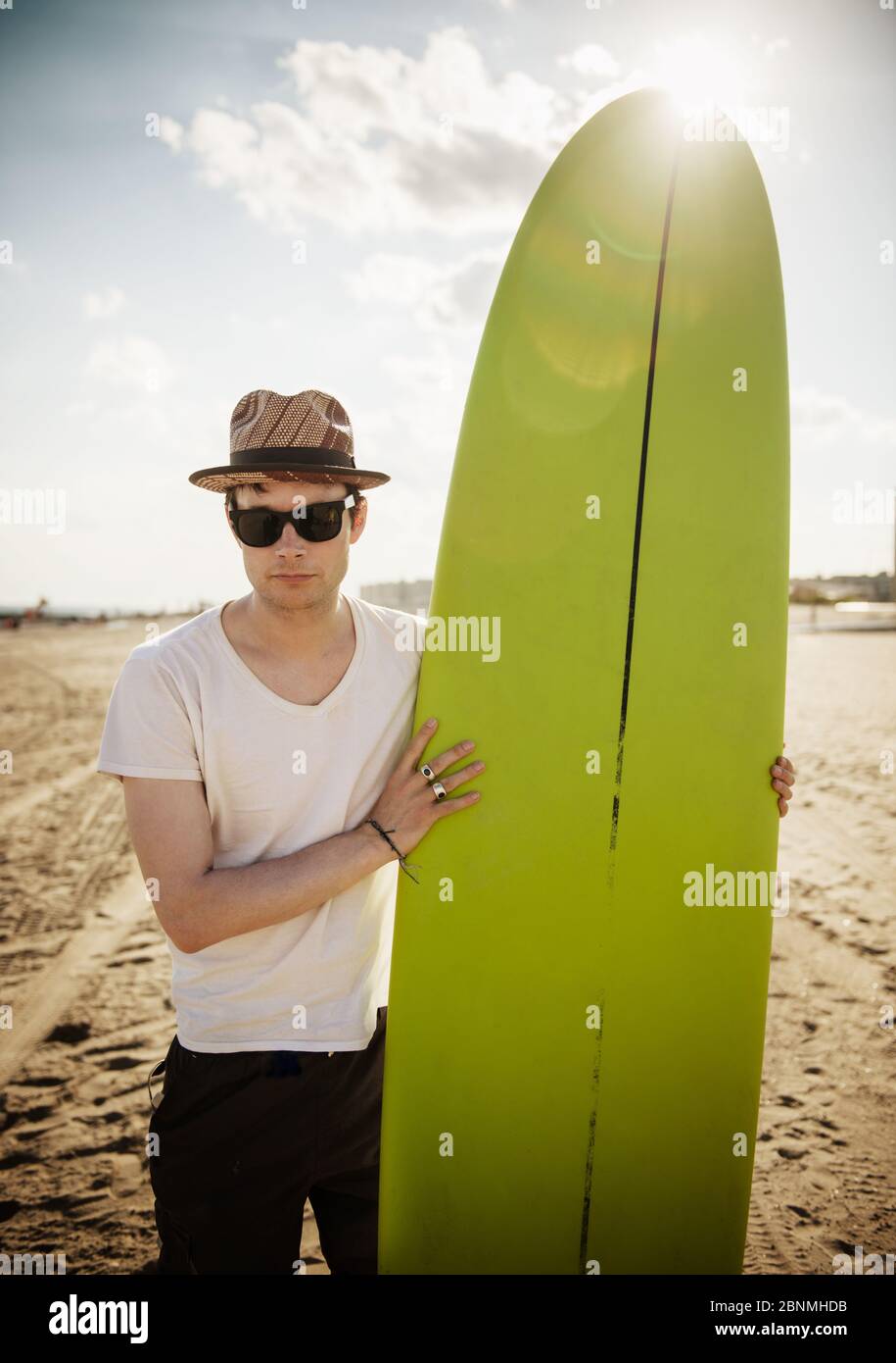 Junger mann im urlaub am strand -Fotos und -Bildmaterial in hoher ...