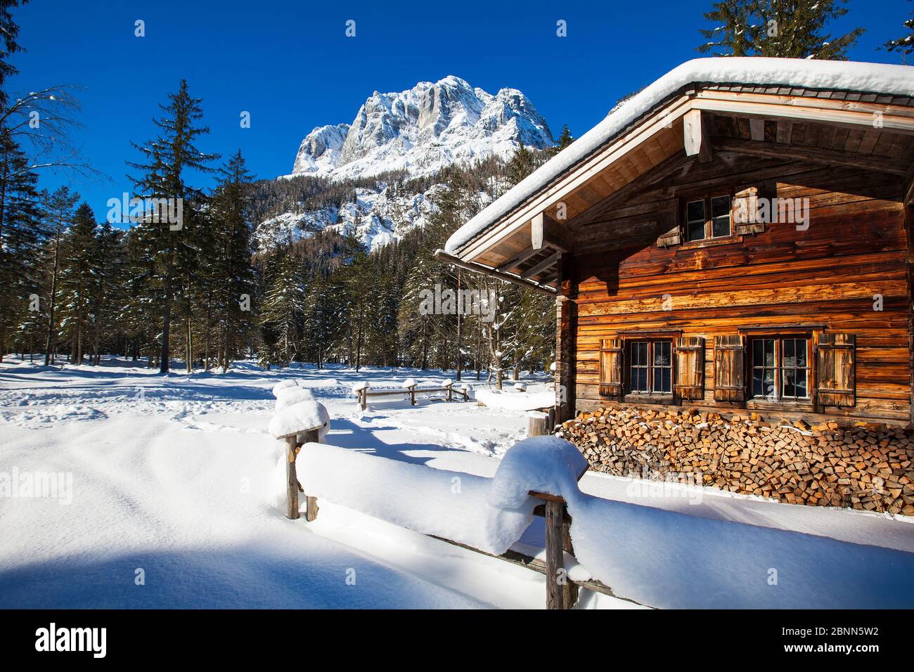 Holzfassade bayern -Fotos und -Bildmaterial in hoher Auflösung – Alamy