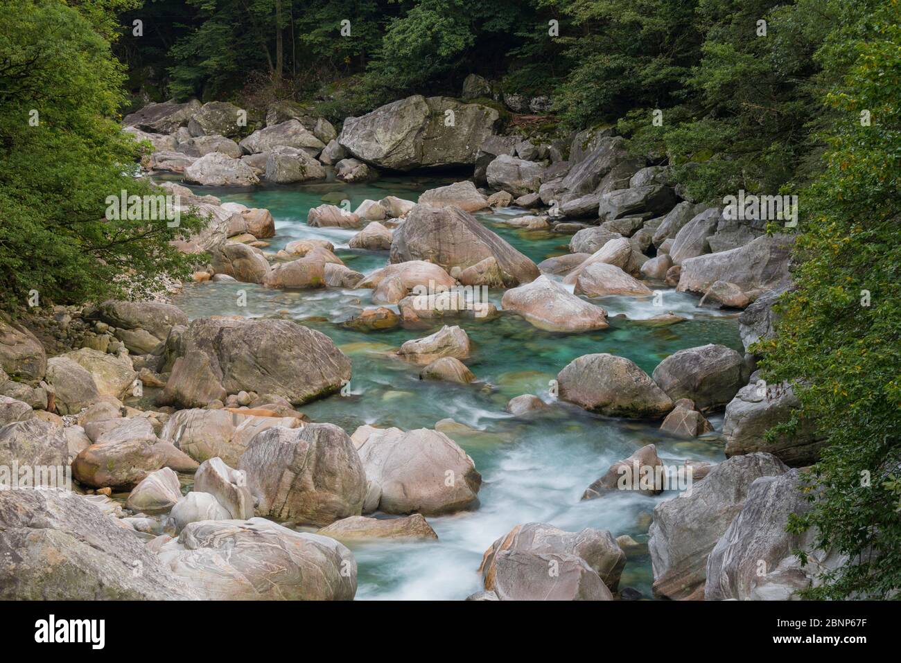 felsen-im-verzasca-tal-verzasca-fluss-tessin-schweiz-stockfotografie