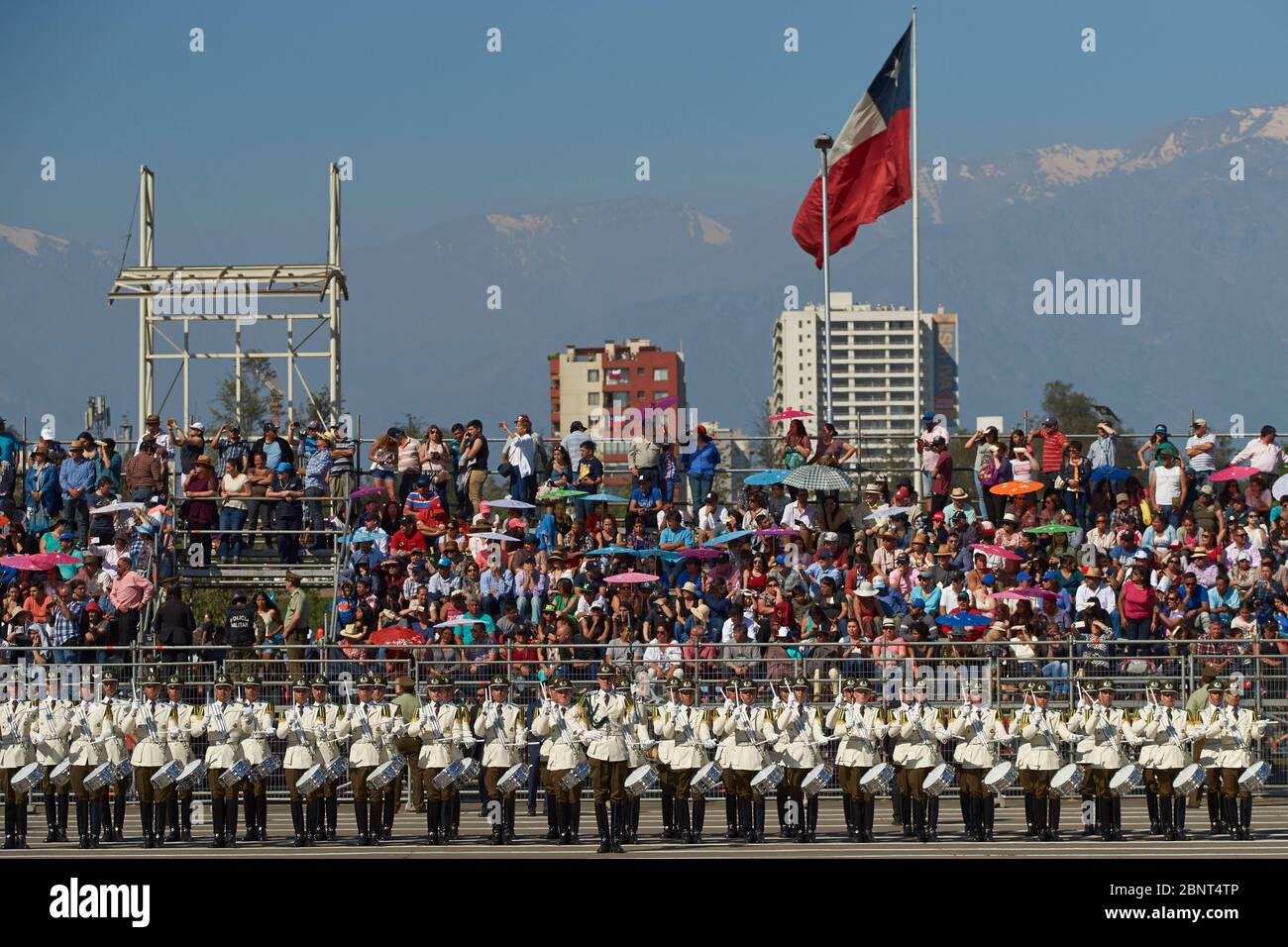 Woman in military parade santiago -Fotos und -Bildmaterial in hoher ...