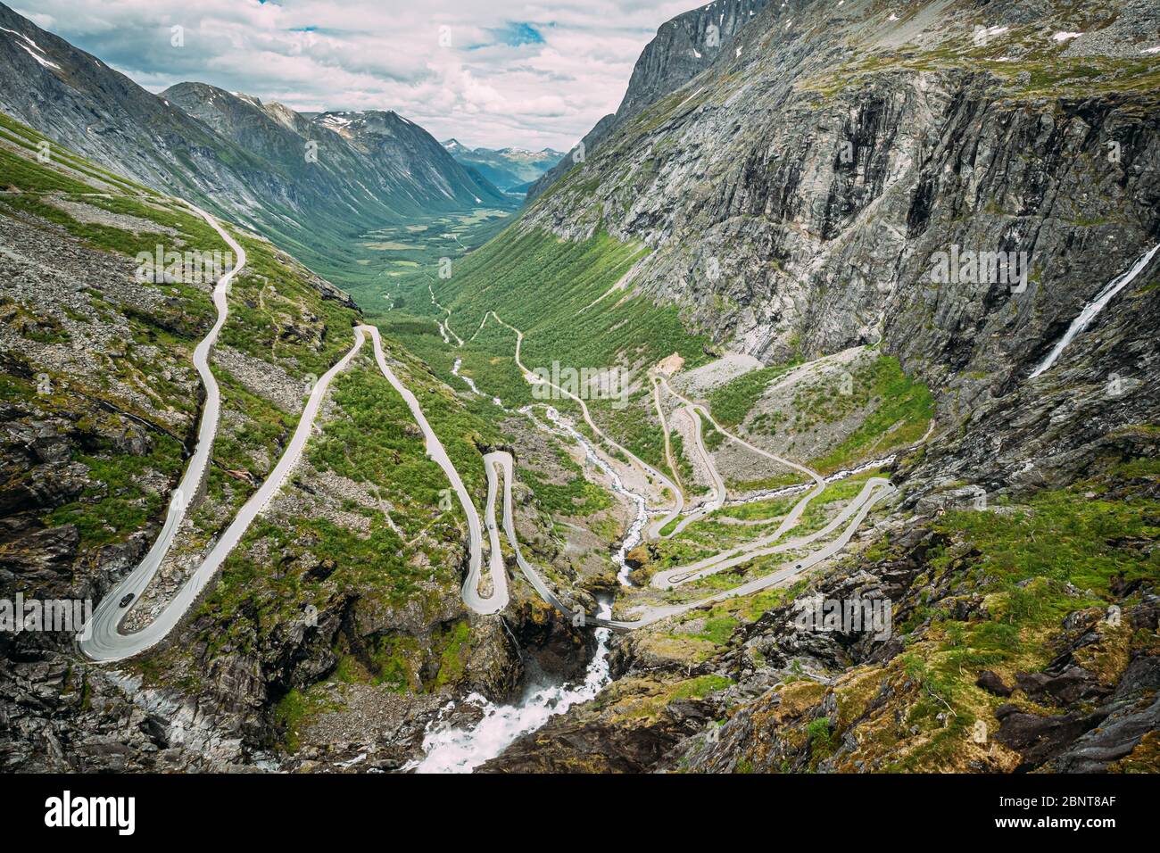 Trollstigen, Molde, Norwegen. Serpentine Mountain Road Trollstigen ...