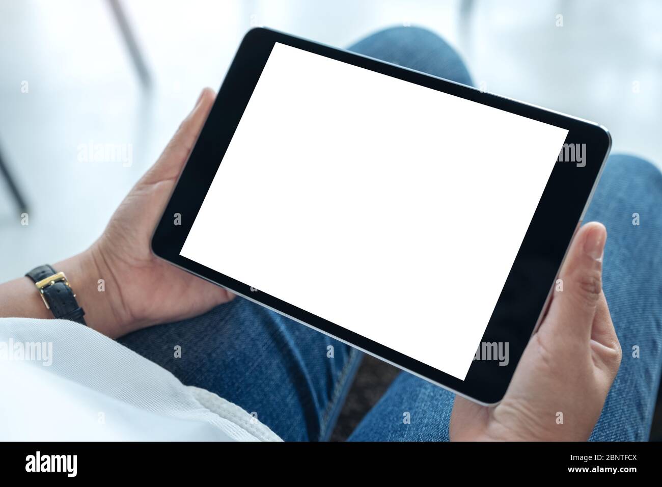 Mockup-Bild einer Frau, die einen schwarzen Tablet-pc mit leerem weißem ...