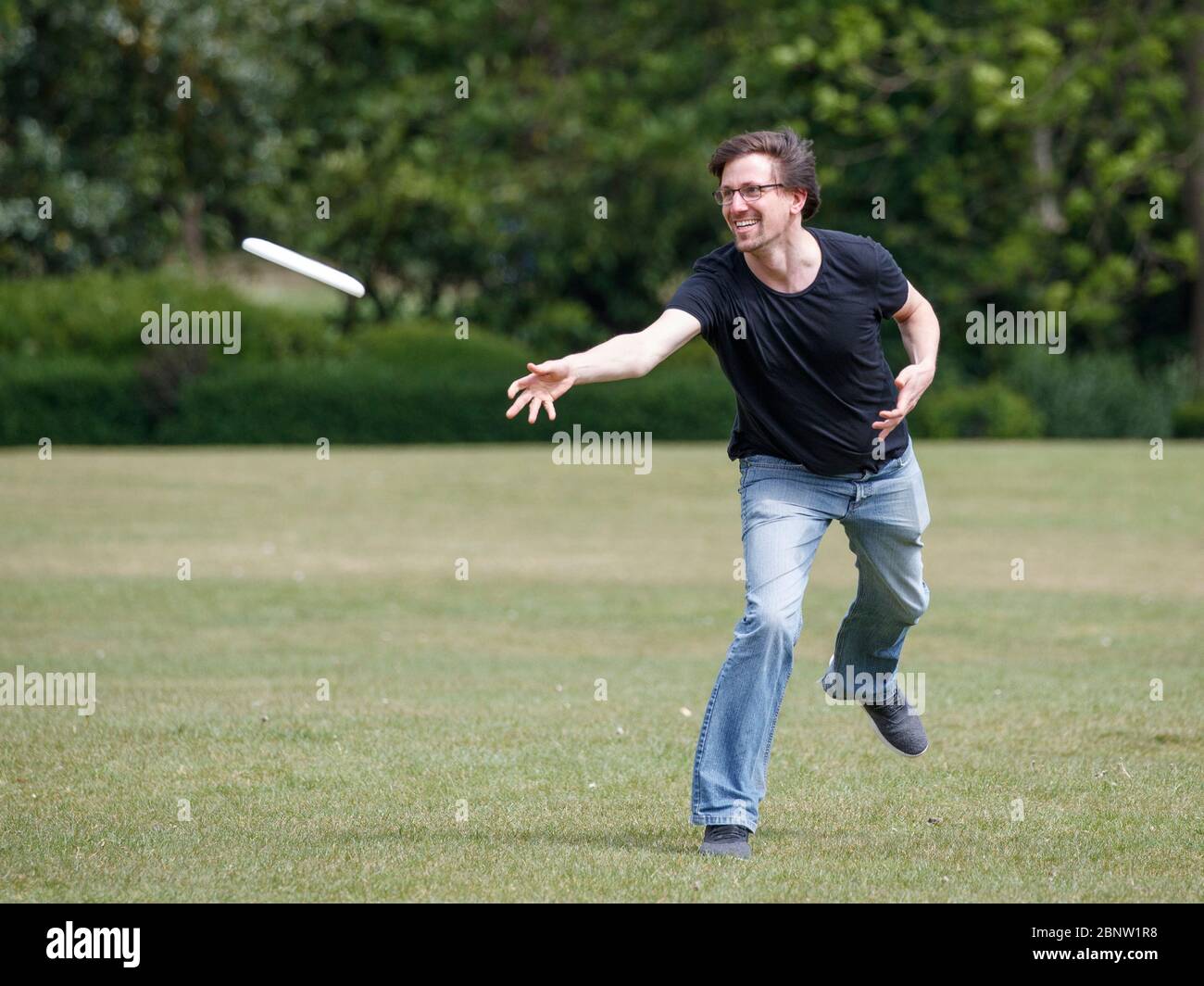 Ein Mann spielt mit einer Frisbee im Endcliffe Park, Sheffield, nach ...