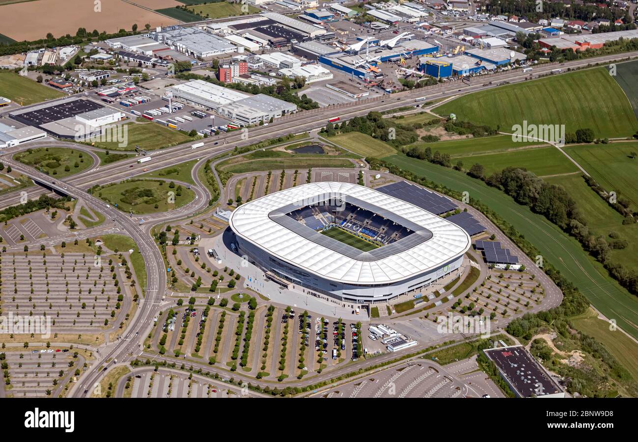 Die Parkplätze rund um das Stadion sind leer. GES. / Fußball / 1 ...