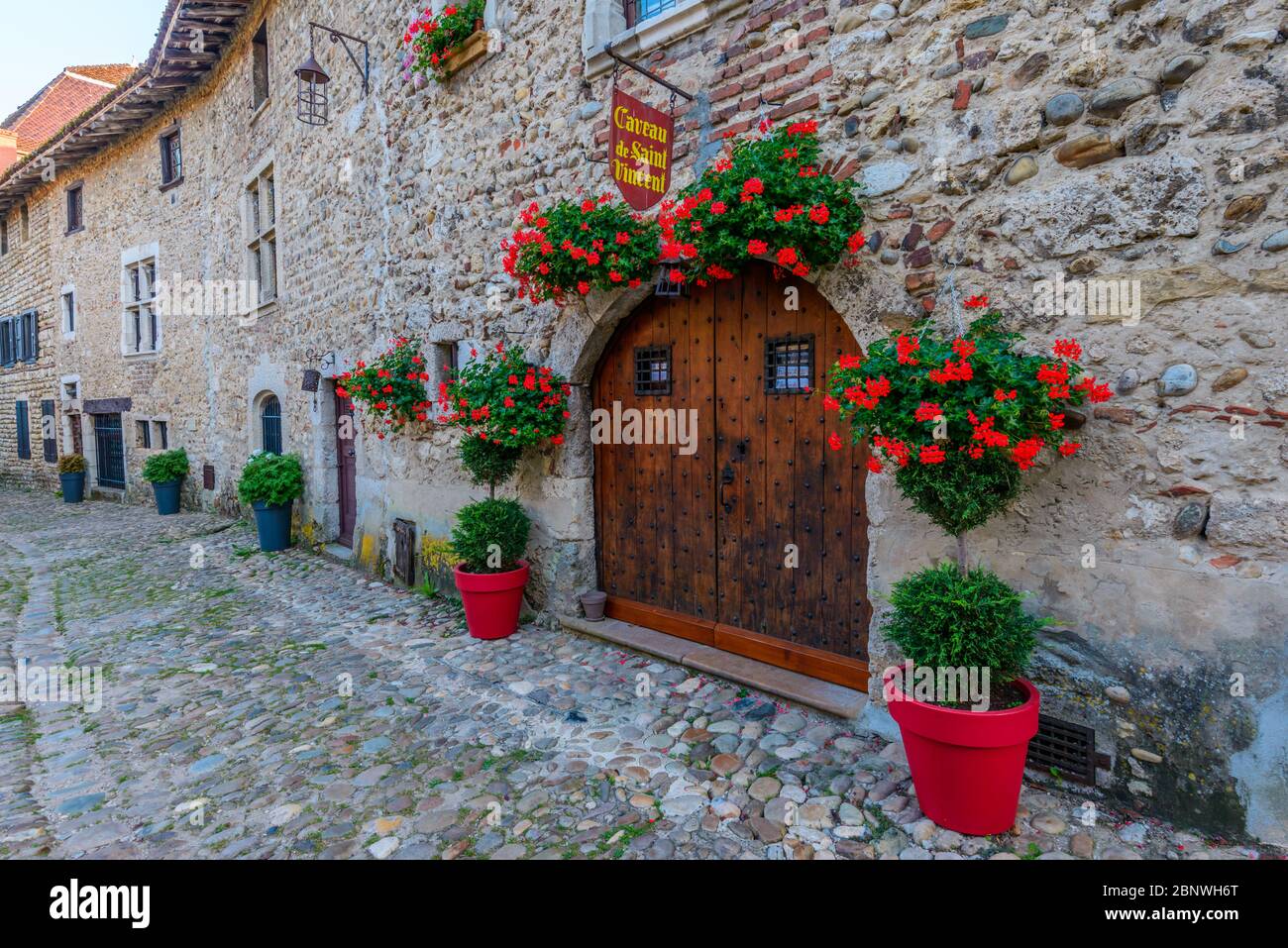 Pérouges, Frankreich: Der Haupteingang und das Schild des Caveau de ...