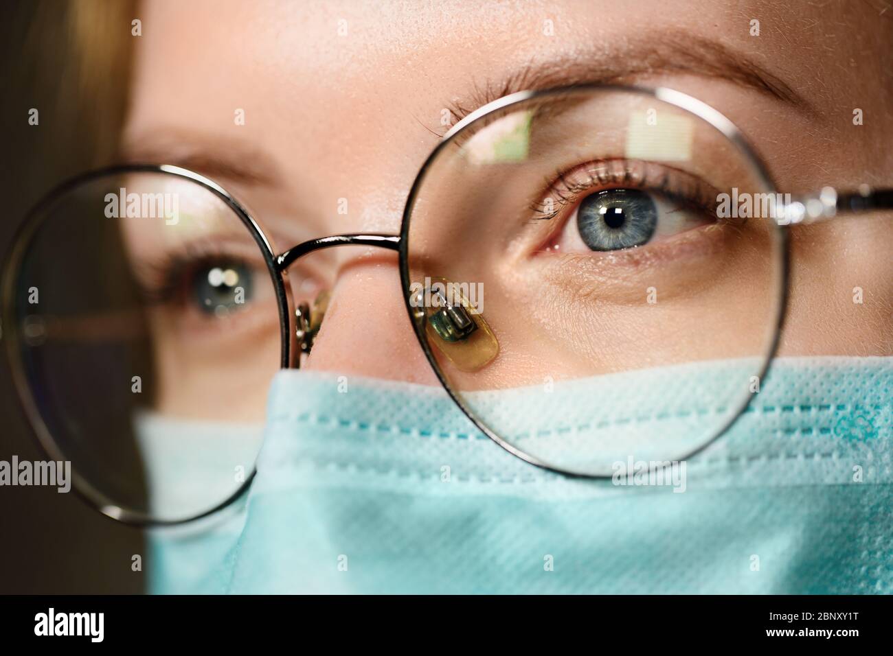 Person Mit Brille Stockfotos und -bilder Kaufen - Alamy