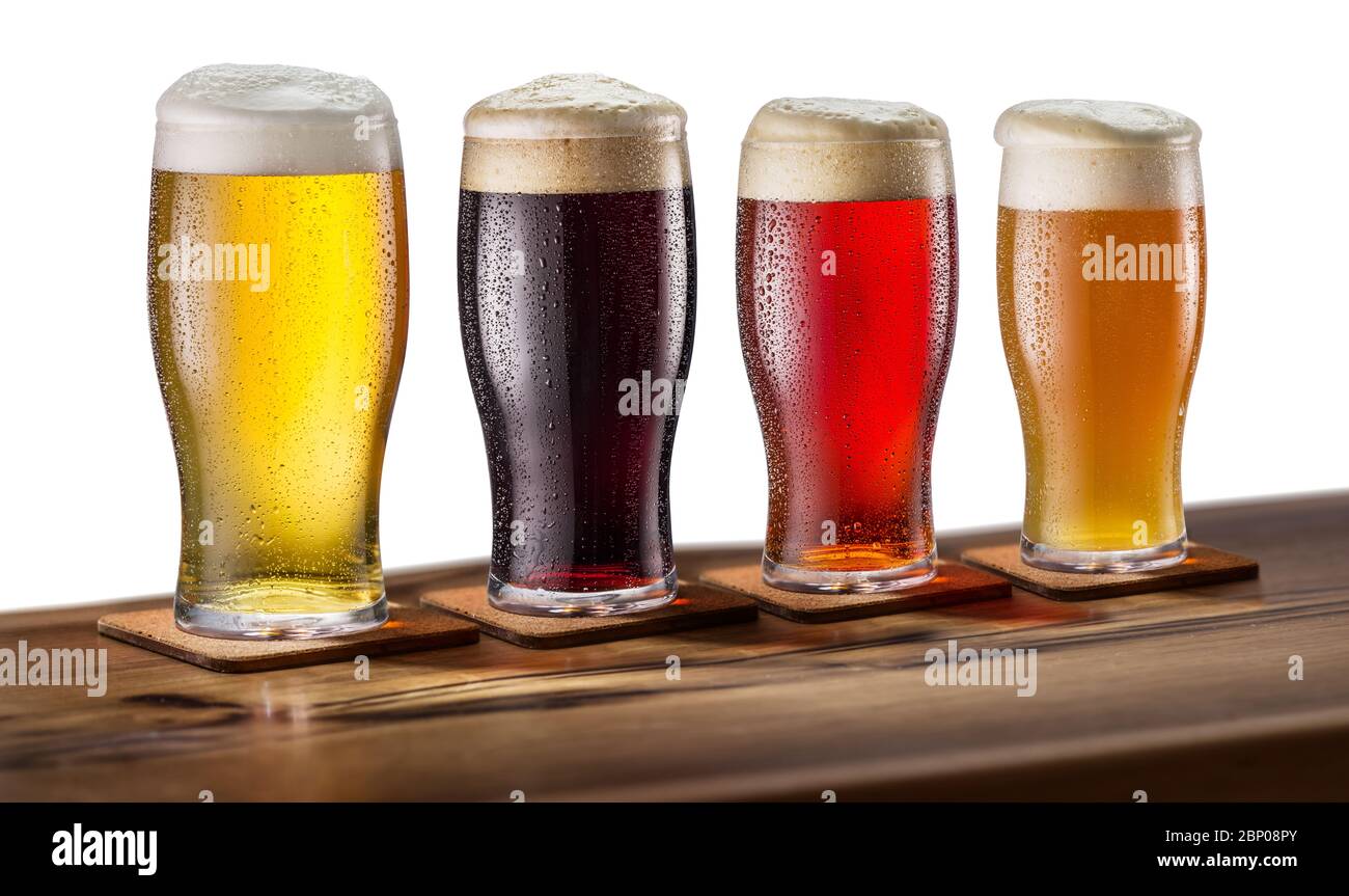 Sammlung von vier verschiedenen Biersorten in Gläsern auf weißem ...