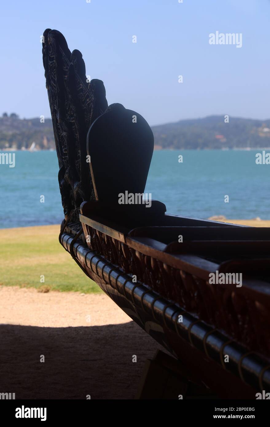 Maori-Schnitzerei auf dem Bug eines zeremoniellen Kriegsbootes/Kanus ...