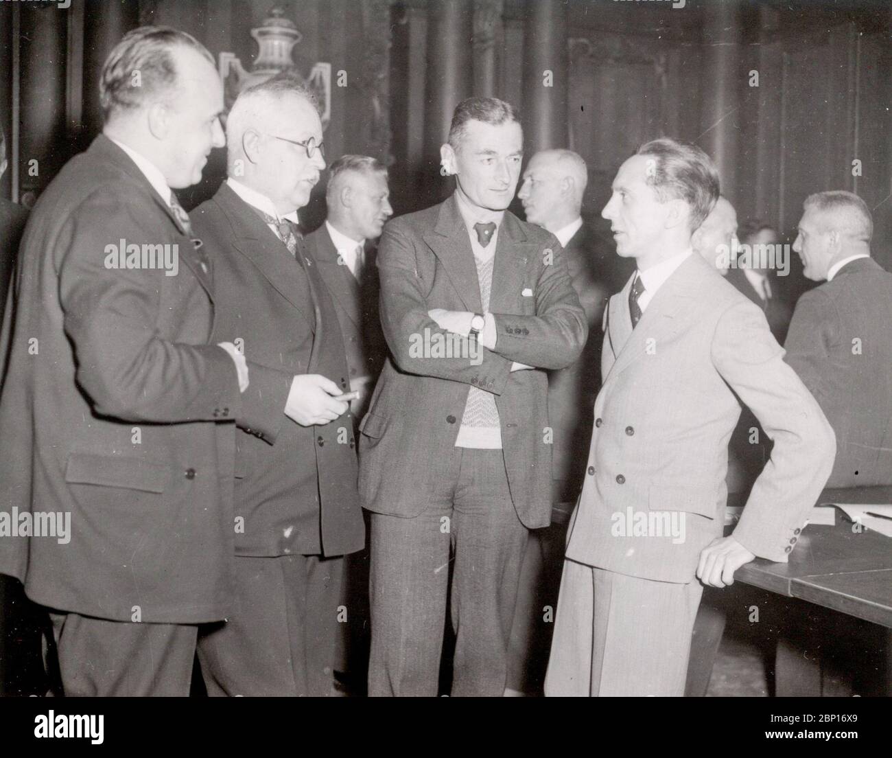 Reichschatzmeister Franz Xaver Schwarz trifft sich im Preussenhaus mit ...