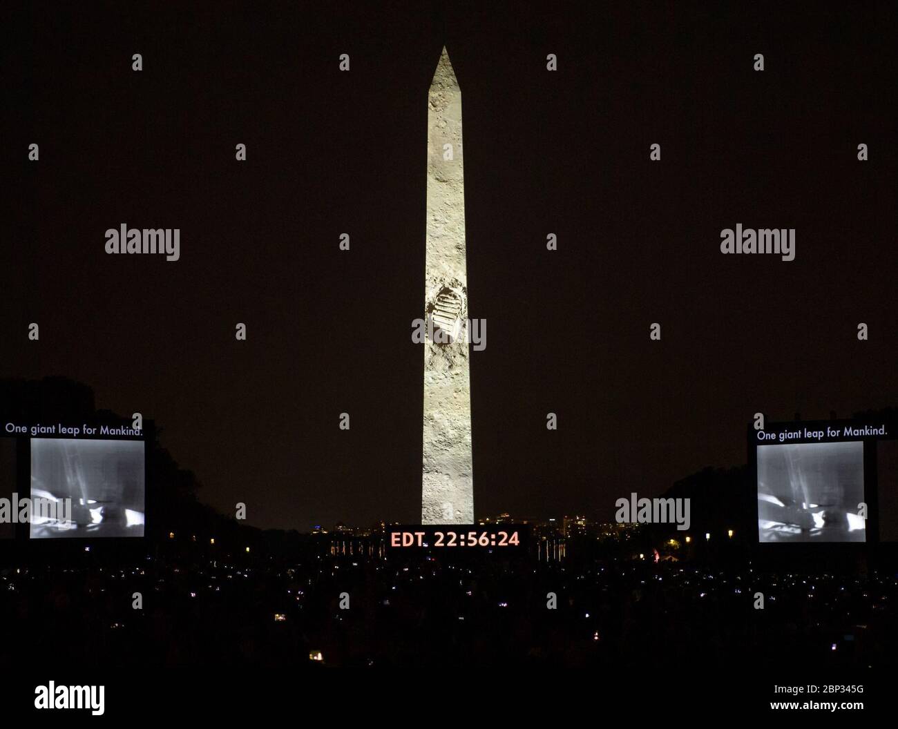 Apollo 11 Saturn V Rakete projiziert auf das Washington Monument der 50 ...