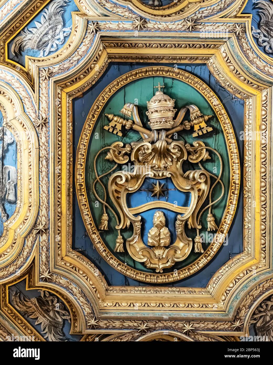 Blick auf das päpstliche Wappen an der Decke in der Basilica di San ...