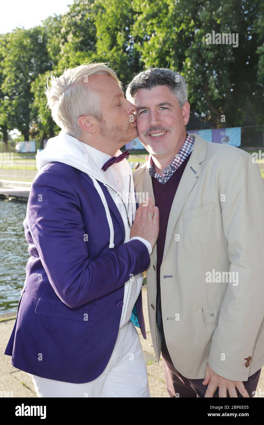 Ross Antony und Partner Paul Reeves, Milka Charity Blobbing-Event am ...