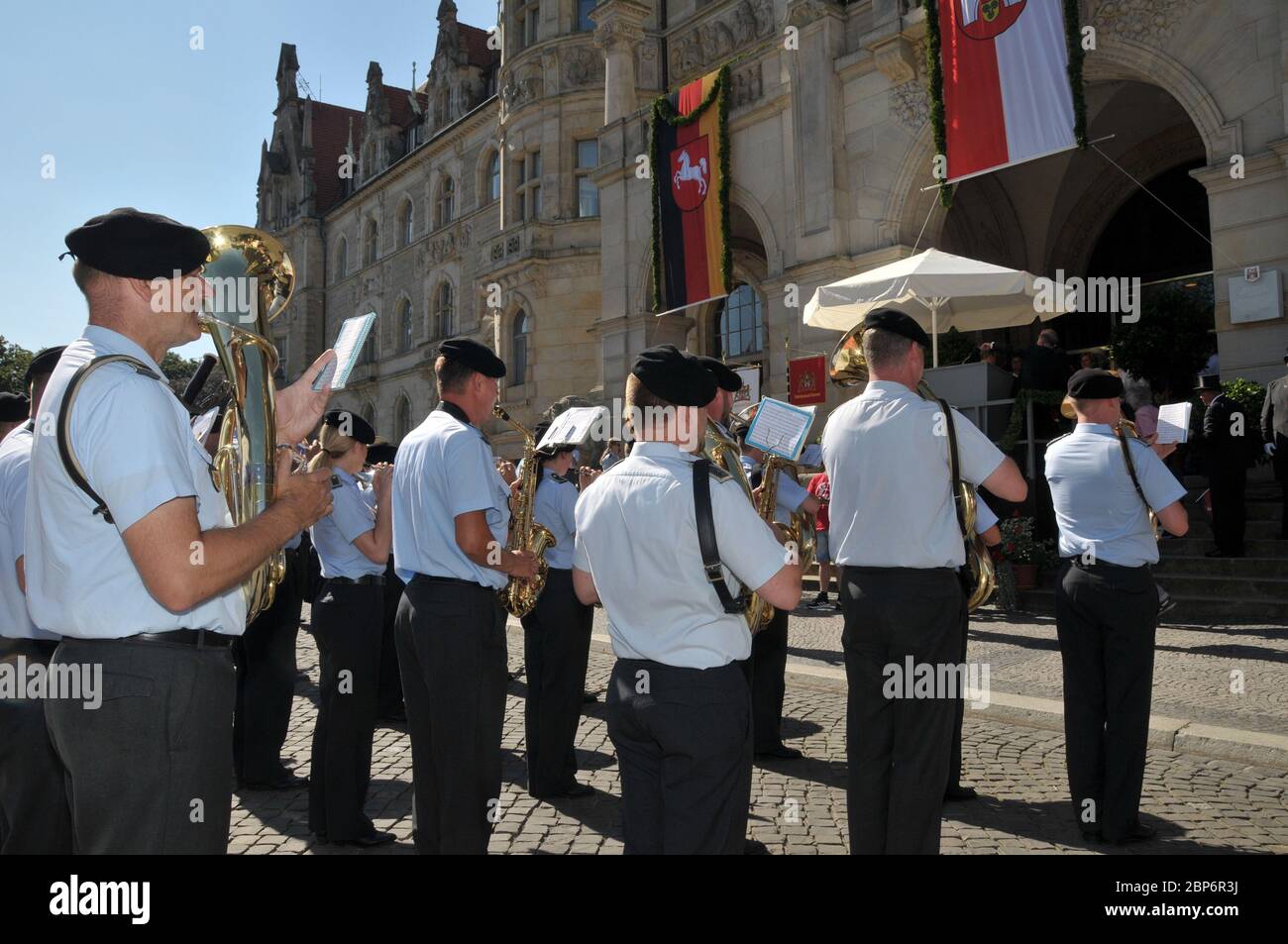 Bundeswehr parade -Fotos und -Bildmaterial in hoher Auflösung – Alamy