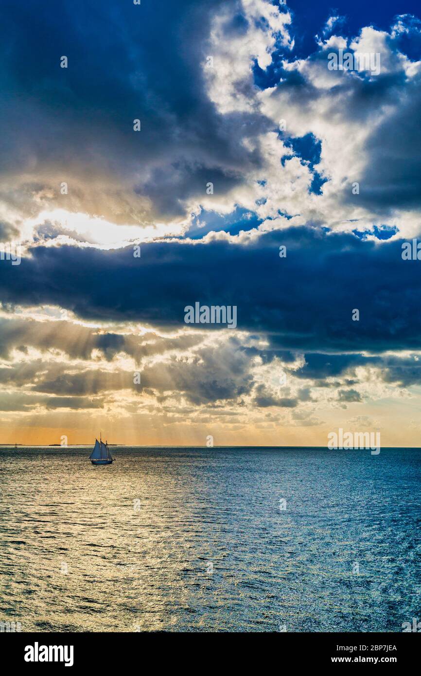 Segelboot im sonnenuntergang -Fotos und -Bildmaterial in hoher ...