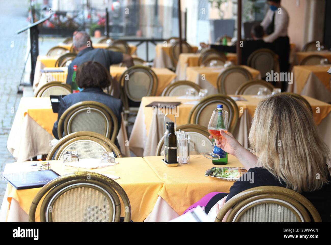 Rom, Italien. Mai 2020. Rom, Restaurants auf der Piazza Navona, im ...