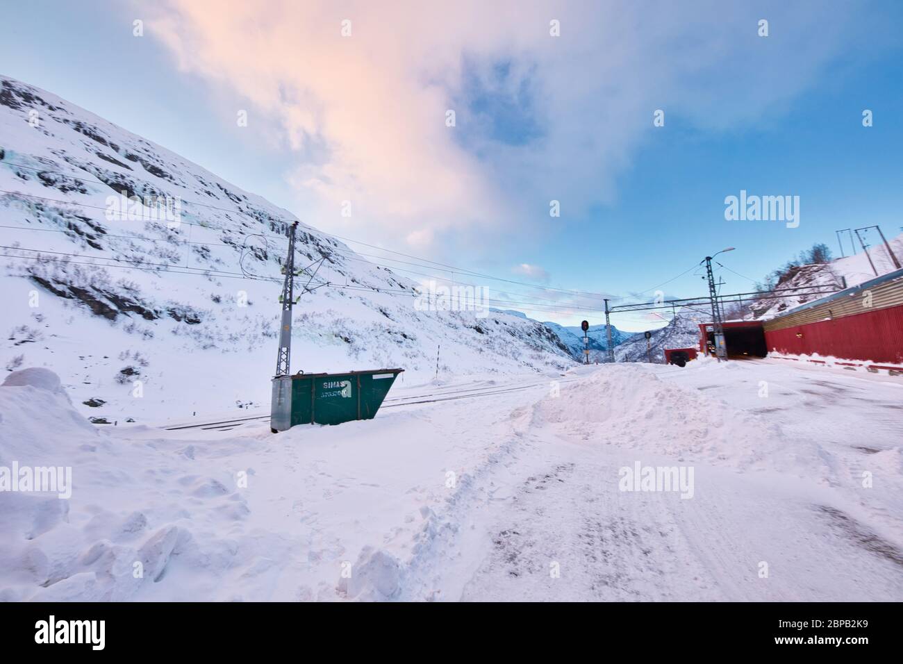 FLAM, NORWEGEN - 20. Feb, 2018: Der Zug hält an der Flam Station. Die ...