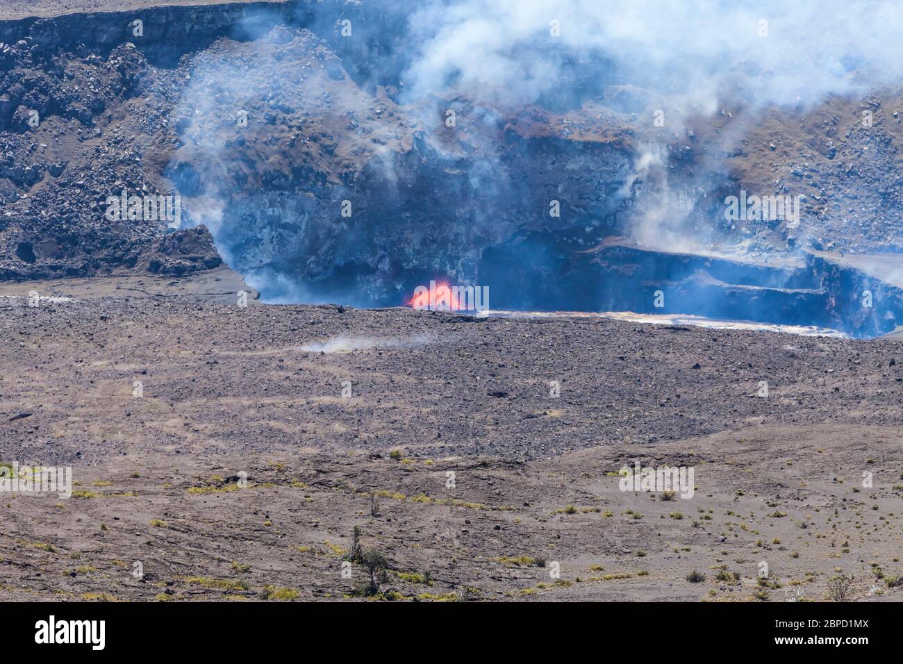 Der sprudelnde Lavasee in Kilauea Caldera / Halema'uma'U Krater April ...