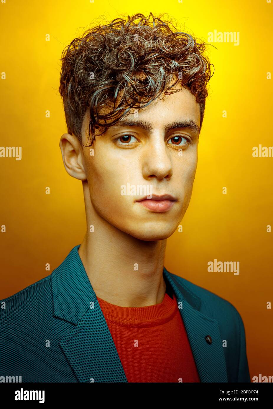 Gut gekleideter mann -Fotos und -Bildmaterial in hoher Auflösung – Alamy