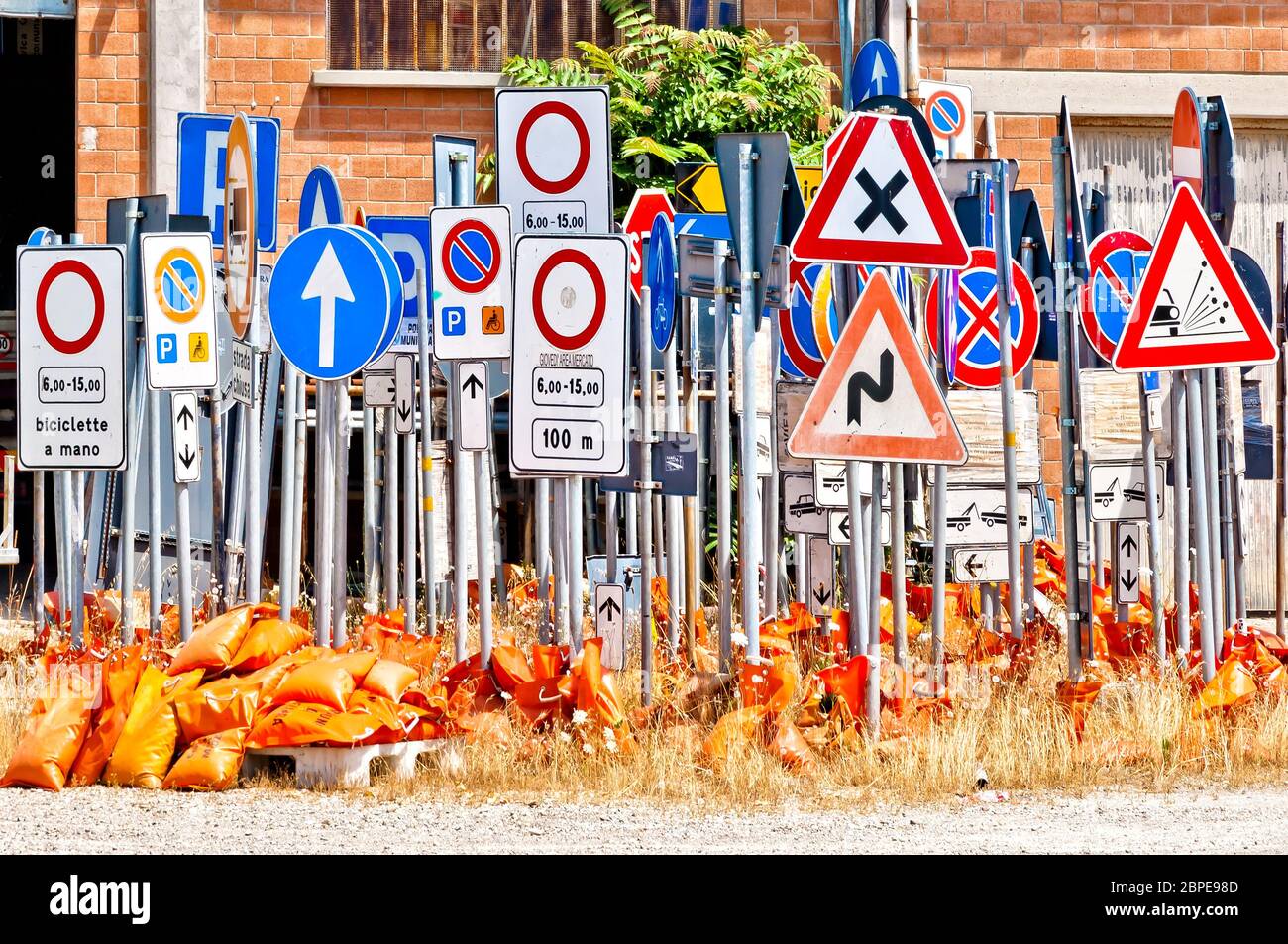 Italienische Verkehrszeichen Stockfotos und -bilder Kaufen - Alamy