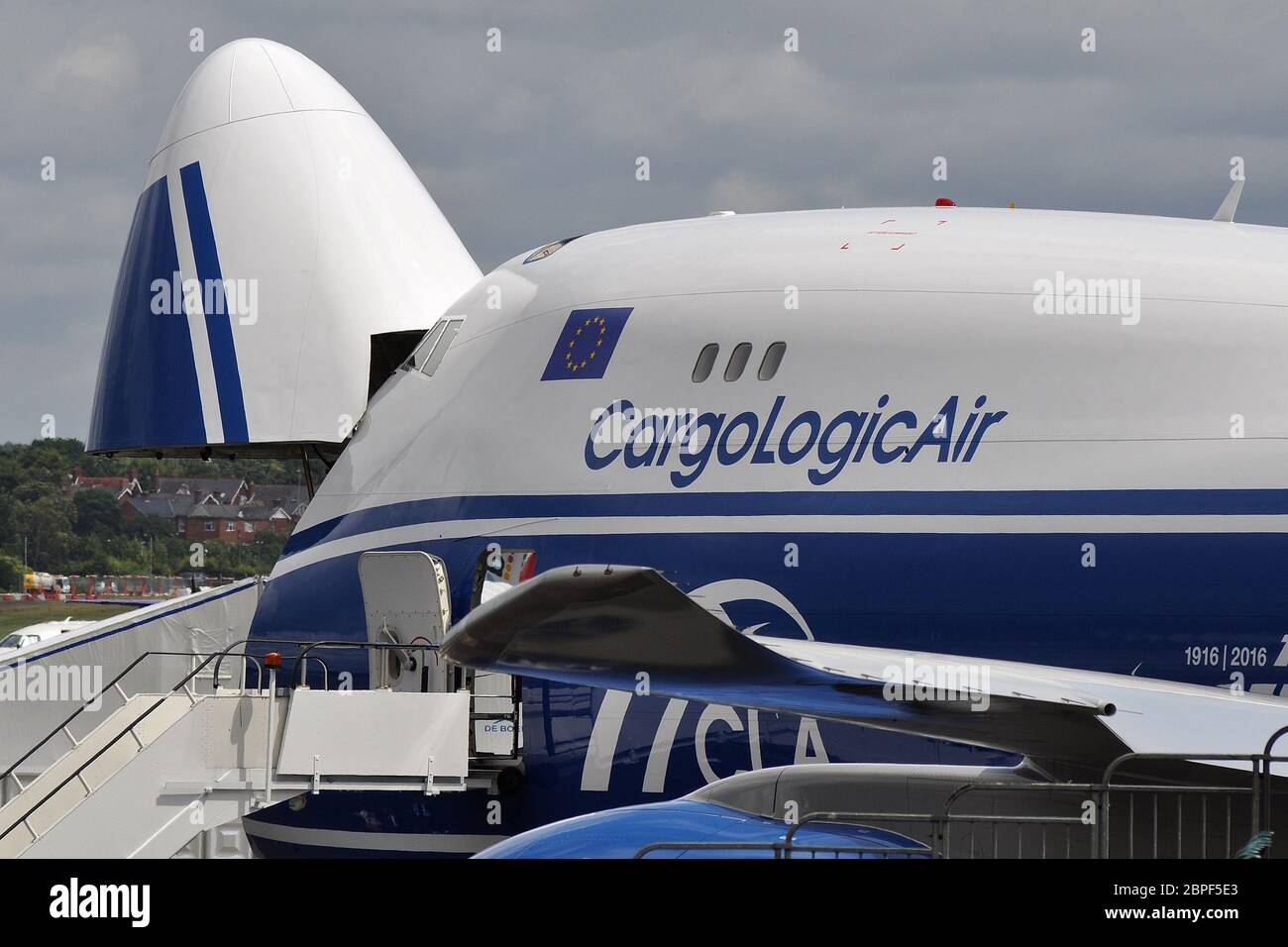 Boeing 747 cargo loading -Fotos und -Bildmaterial in hoher Auflösung ...