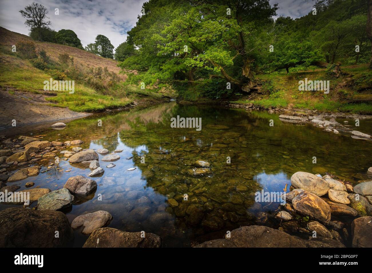 Steine flussbett -Fotos und -Bildmaterial in hoher Auflösung – Alamy
