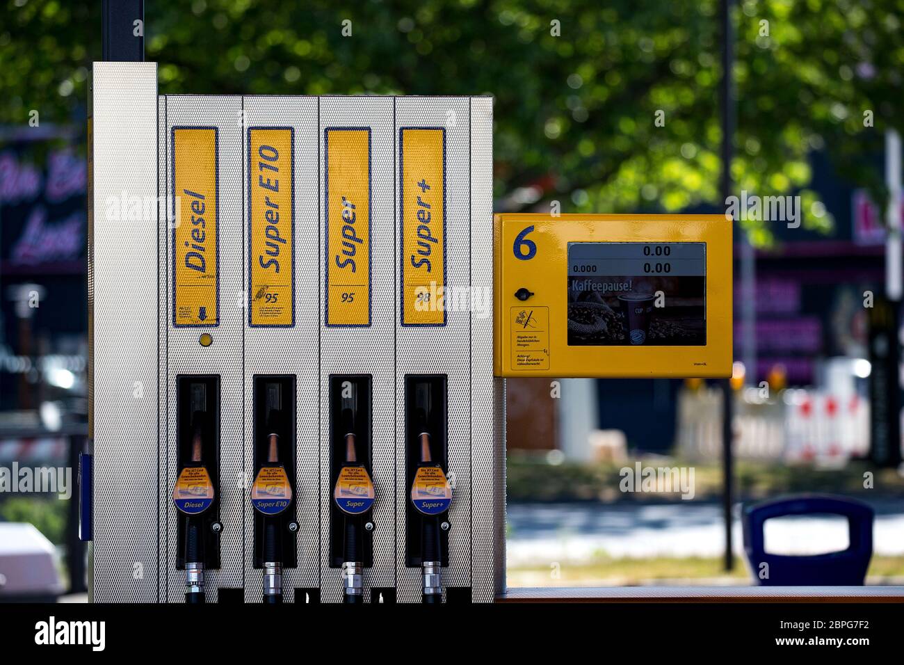 Osnabrück, 17. Mai 2020: Symbole - 2020 Benzinpumpe einer Jet ...