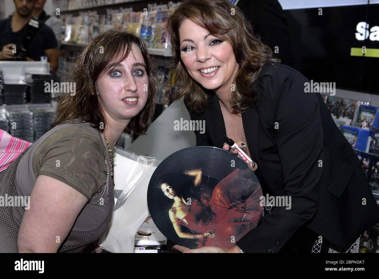 Autogrammstunde 'Sandra' - die deutsch-französische Popsängerin Sandra ...