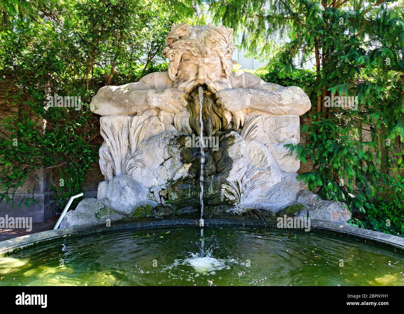 Brunnen mit Abbildung Wasser-Spußen aus der Mündung am Rosarium von ...