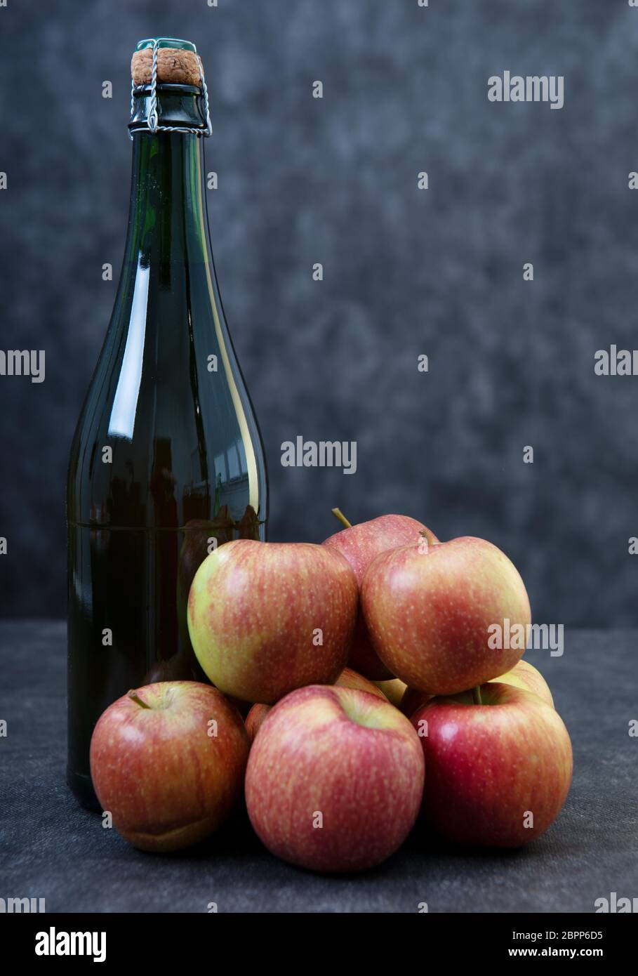 Eine Flasche Apfelwein und schöne Bio Apfel Stockfotografie - Alamy