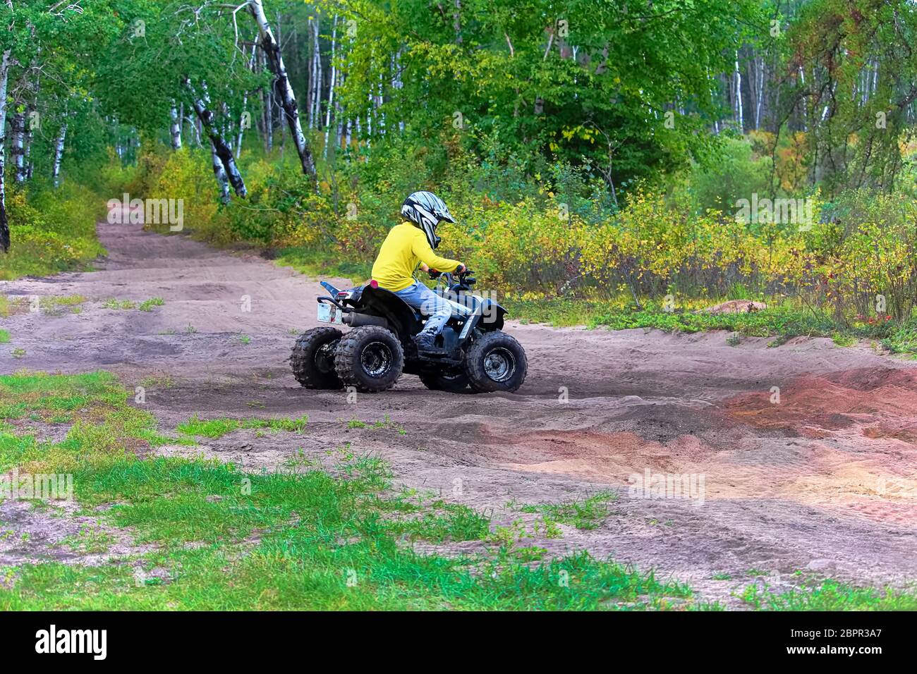 Junge quad bike -Fotos und -Bildmaterial in hoher Auflösung – Alamy