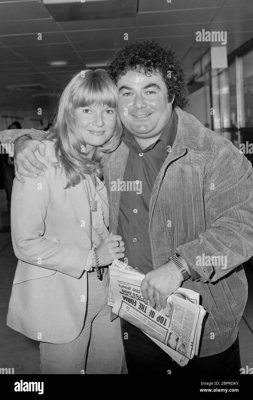 Mit seiner frau anne am flughafen london heathrow Schwarzweiß ...