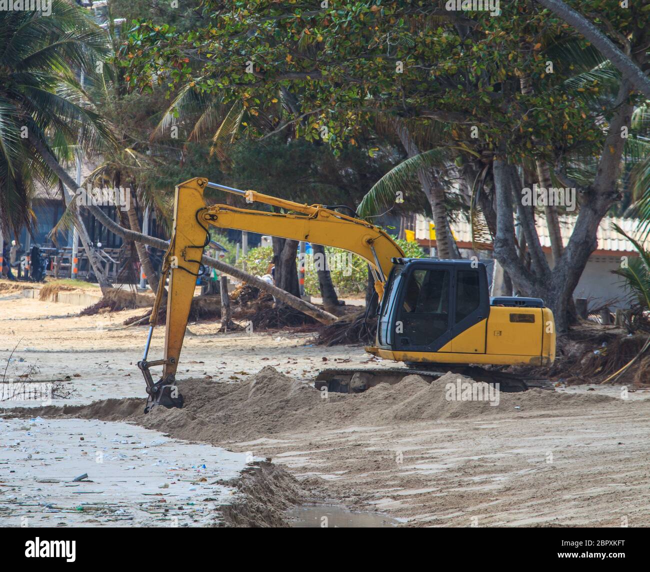Bagger arbeiten am Strand, Orange Bagger am Strand Stockfotografie - Alamy