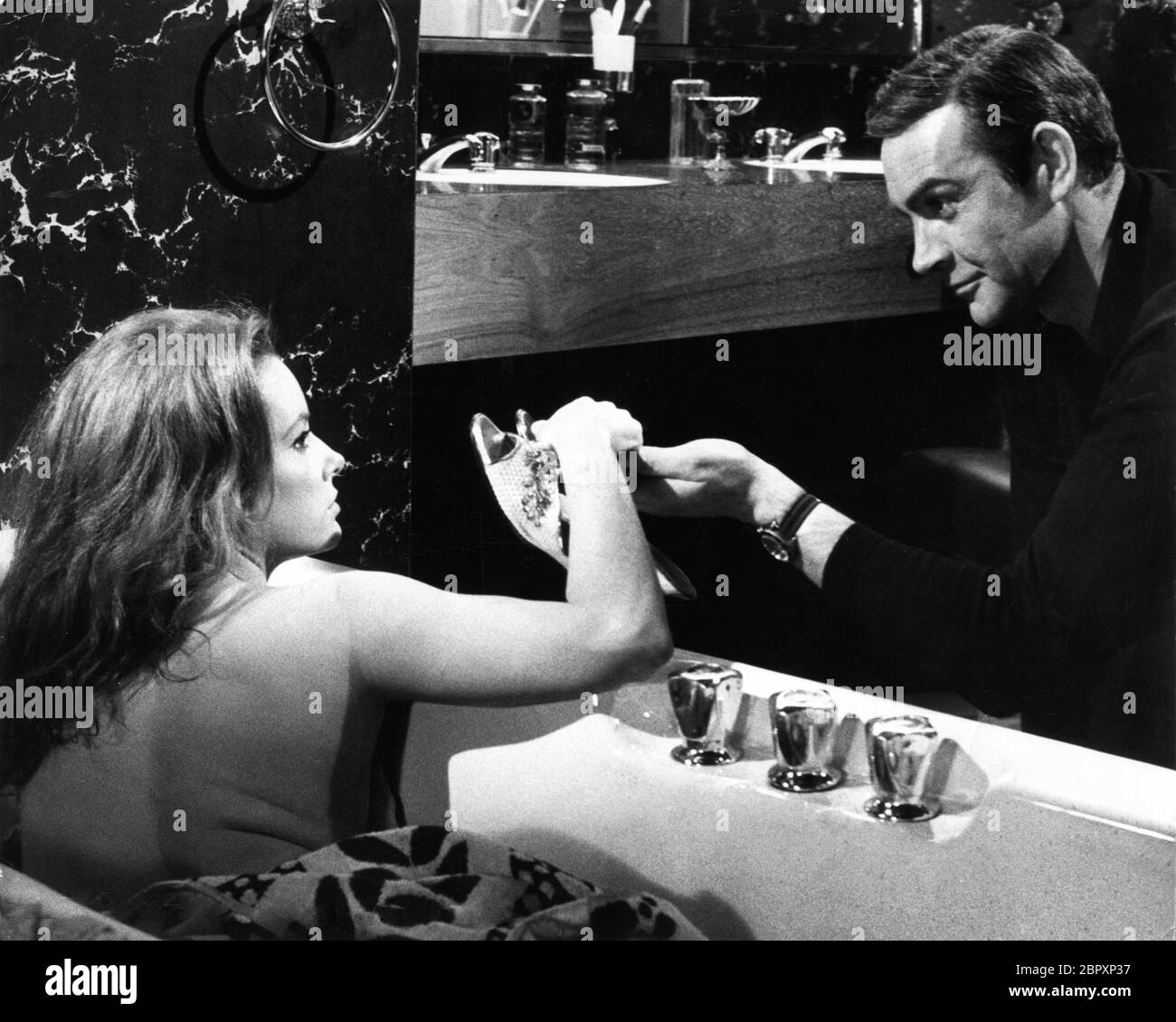 Thunderball Luciana Paluzzi 1965 Stockfotos und -bilder Kaufen - Alamy