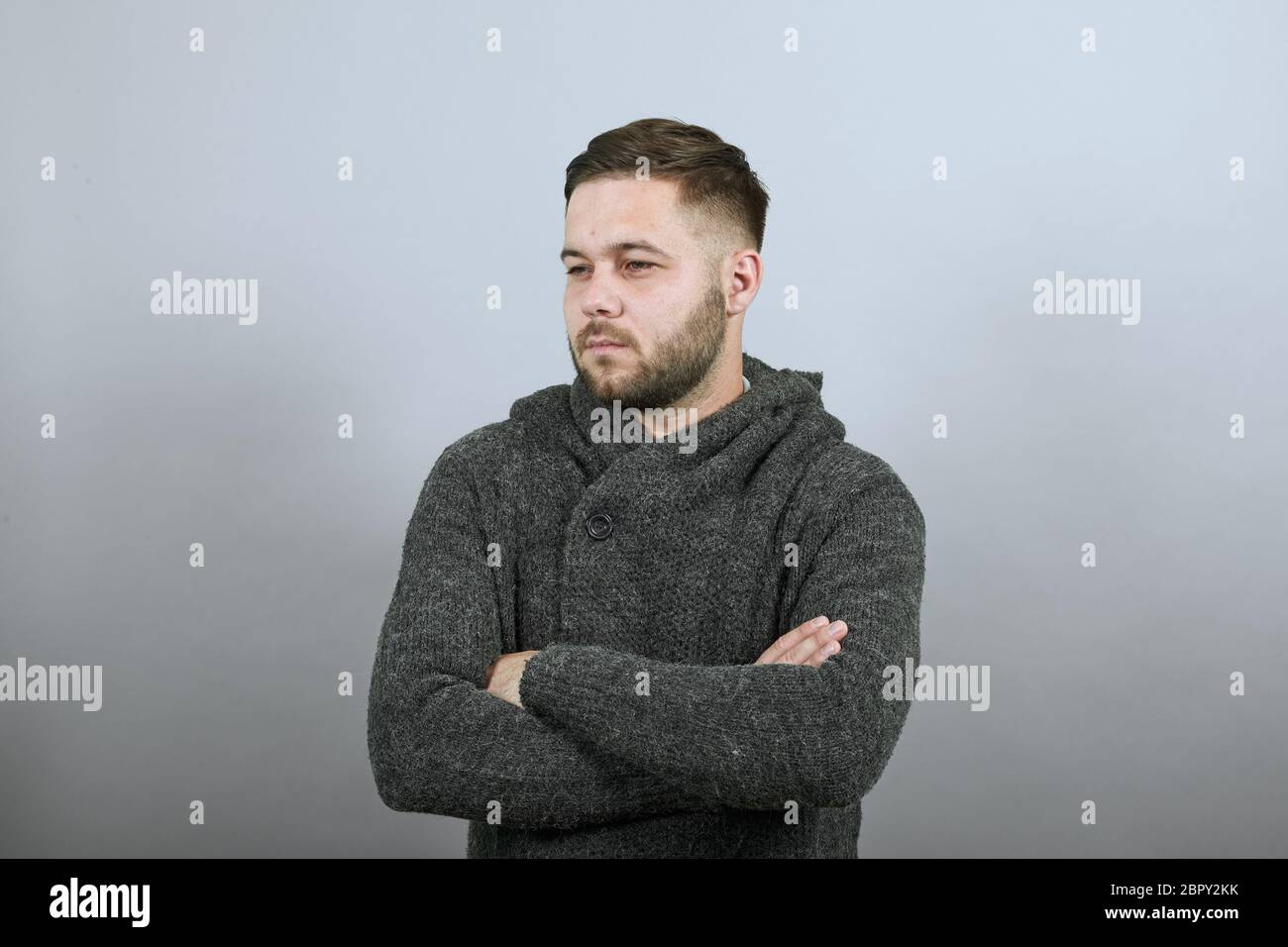 Junge macht grimasse -Fotos und -Bildmaterial in hoher Auflösung – Alamy