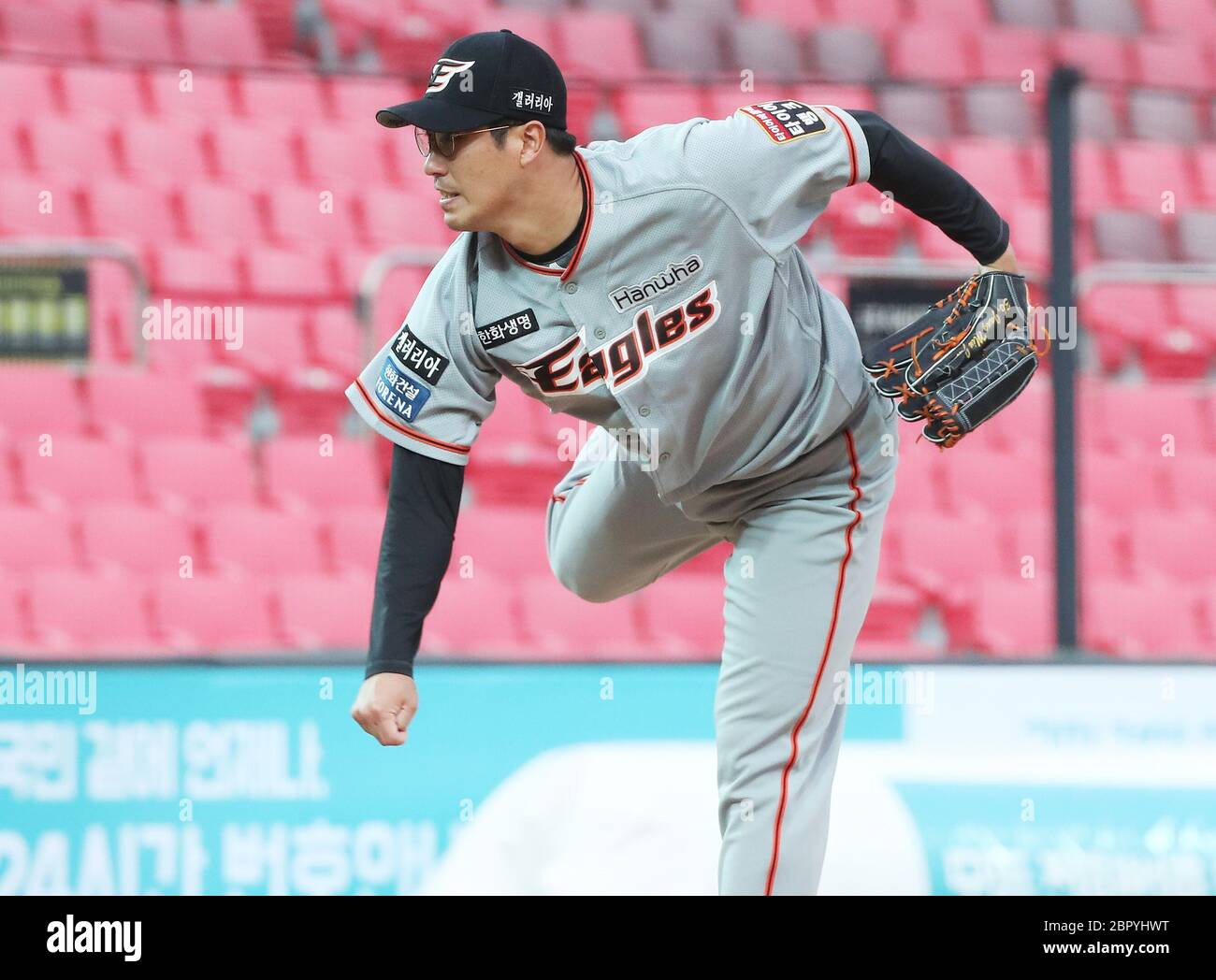 Mai 2020. Hanwha Eagle's Jang Min-jae pitches gegen KT Wiz Hanwha Eagle's Jang Min-jae pitches ...