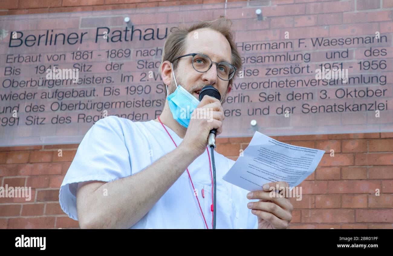 Berlin, Deutschland. Mai 2020. Krankenschwester David Wetzel spricht ...