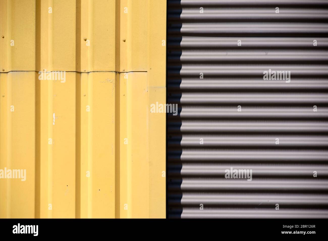 Die Details einer Fassade mit zwei Arten von Wellblech, rund und eckig ...