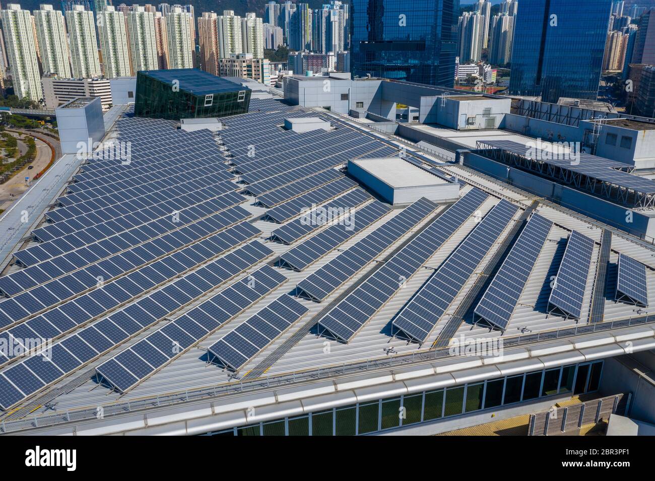 Pv anlage flachdach -Fotos und -Bildmaterial in hoher Auflösung – Alamy