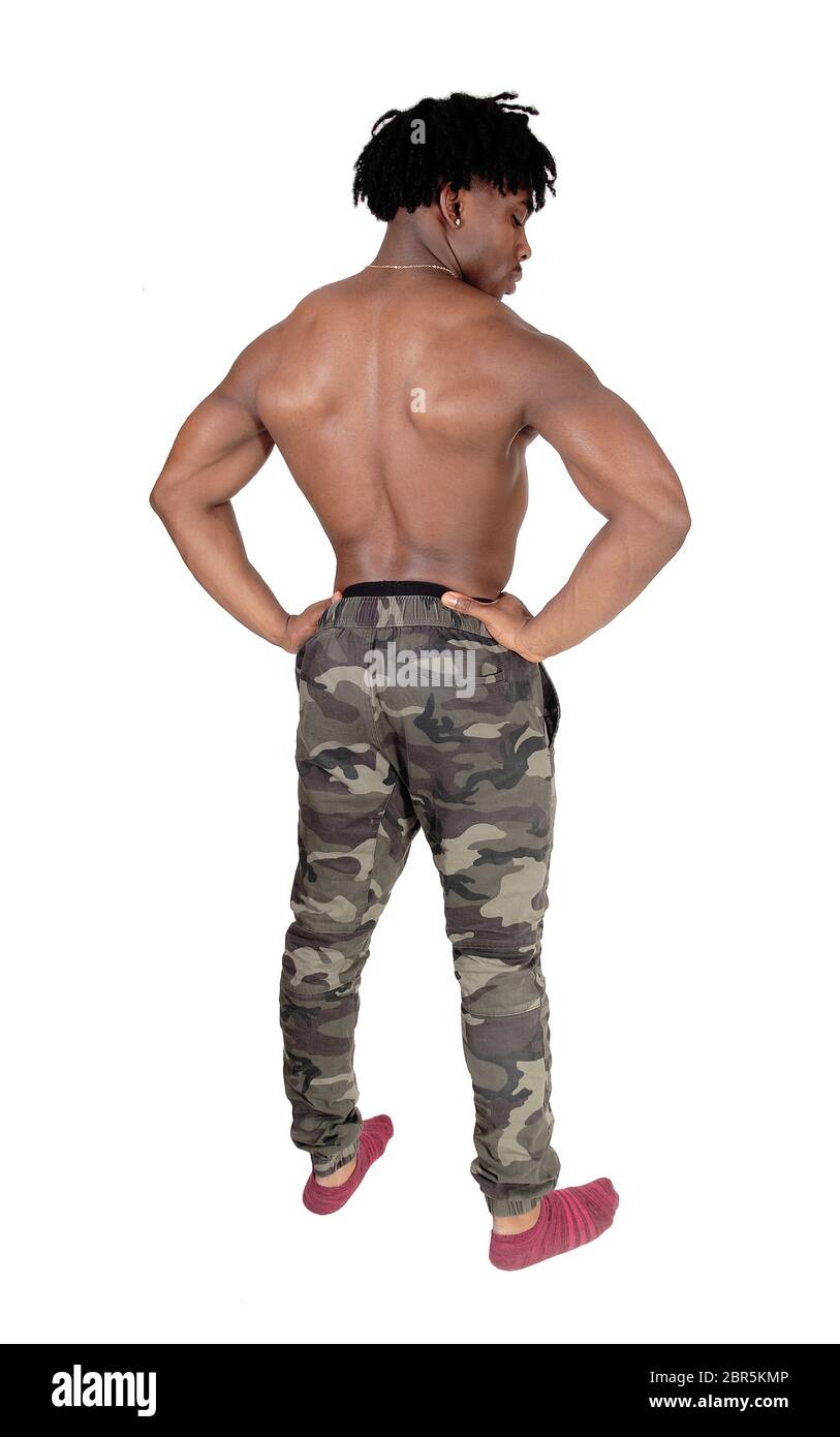 Ein junger hübscher Bodybuilder stehend von der Rückseite shirtless in ... Ein junger hübscher Bodybuilder stehend von der Rückseite shirtless in ...