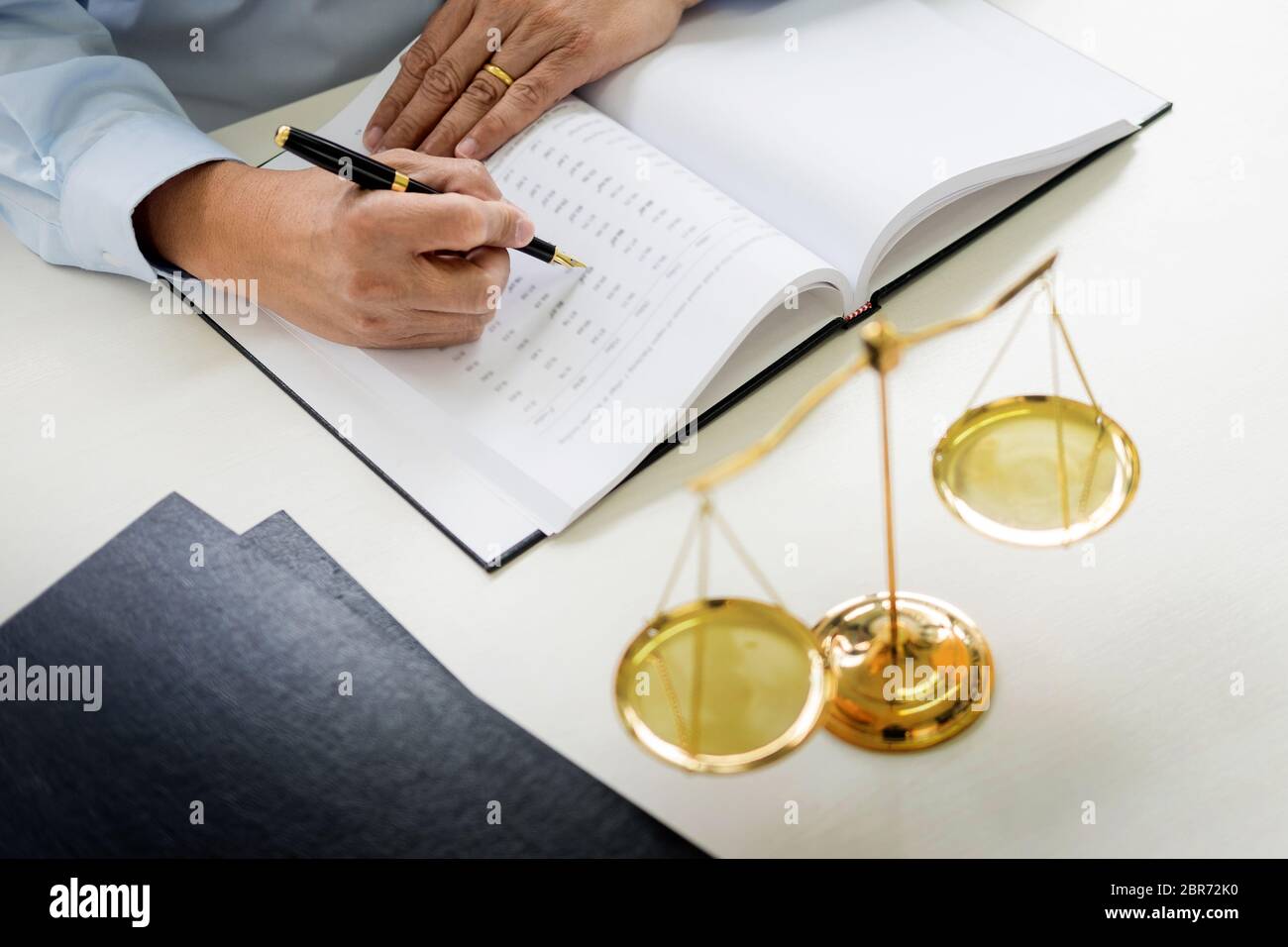 Hammer und soundblock Justiz Recht und Rechtsanwalt Arbeiten am ...