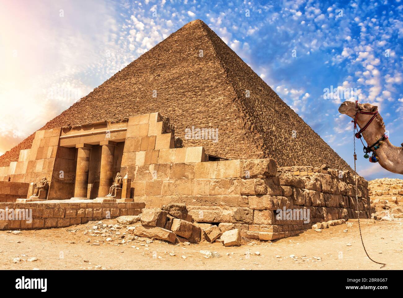 Die Tempelanlage von Gizeh und den Pyramiden von Cheops, Ägypten ...