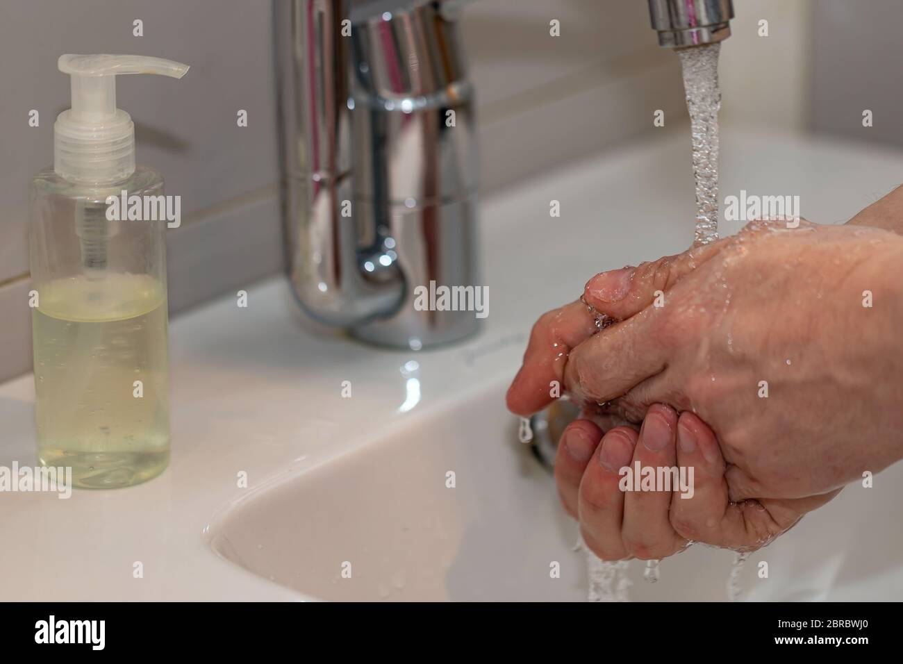 Mund mit seife waschen -Fotos und -Bildmaterial in hoher Auflösung – Alamy