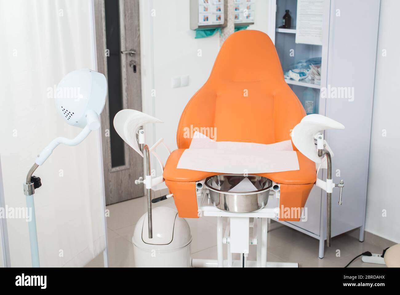 Patientin frauenarzt untersuchungsstuhl -Fotos und -Bildmaterial in ...