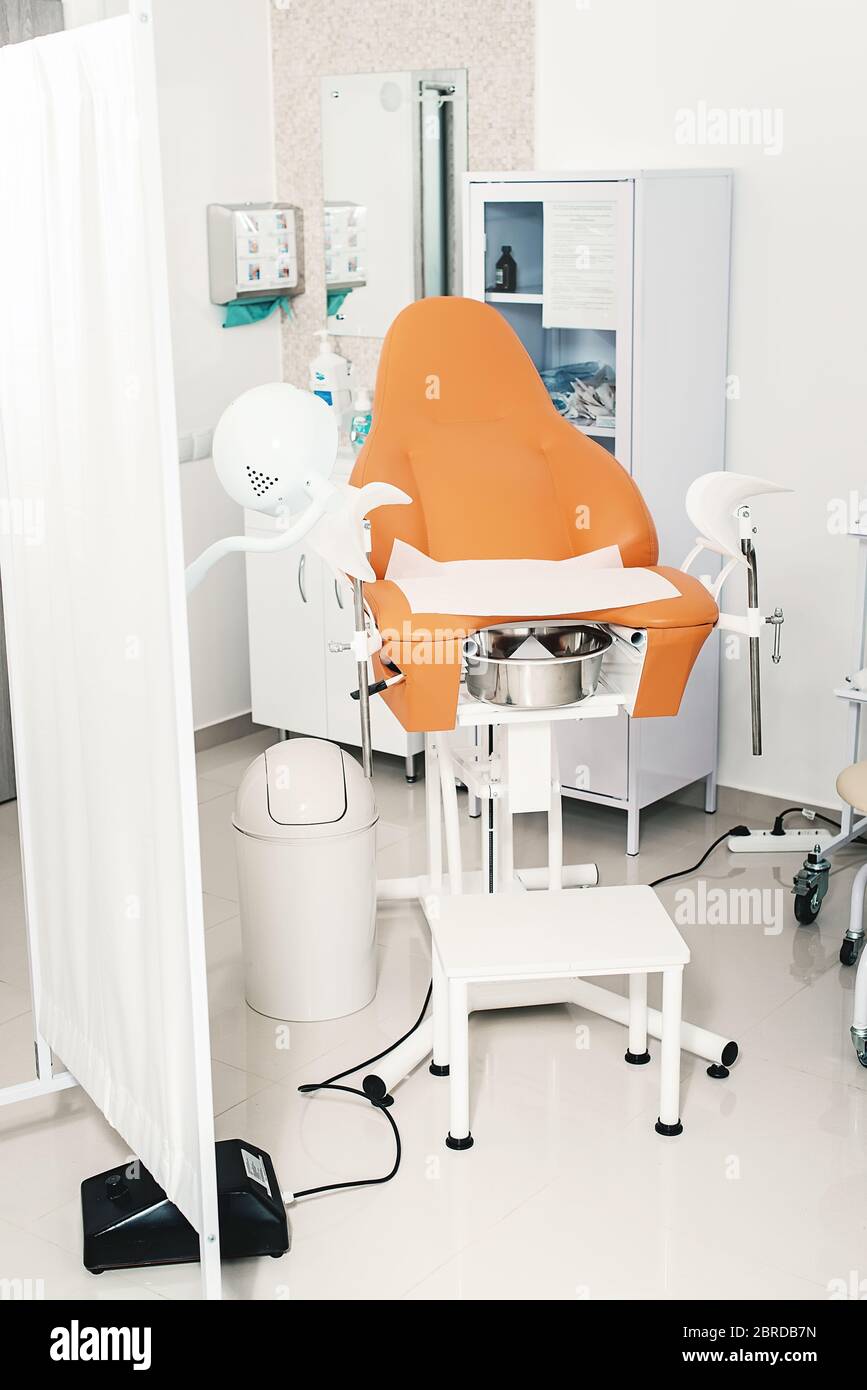 Patientin frauenarzt untersuchungsstuhl -Fotos und -Bildmaterial in ...