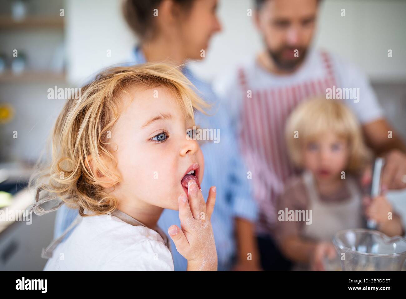 Familie kocht -Fotos und -Bildmaterial in hoher Auflösung – Alamy