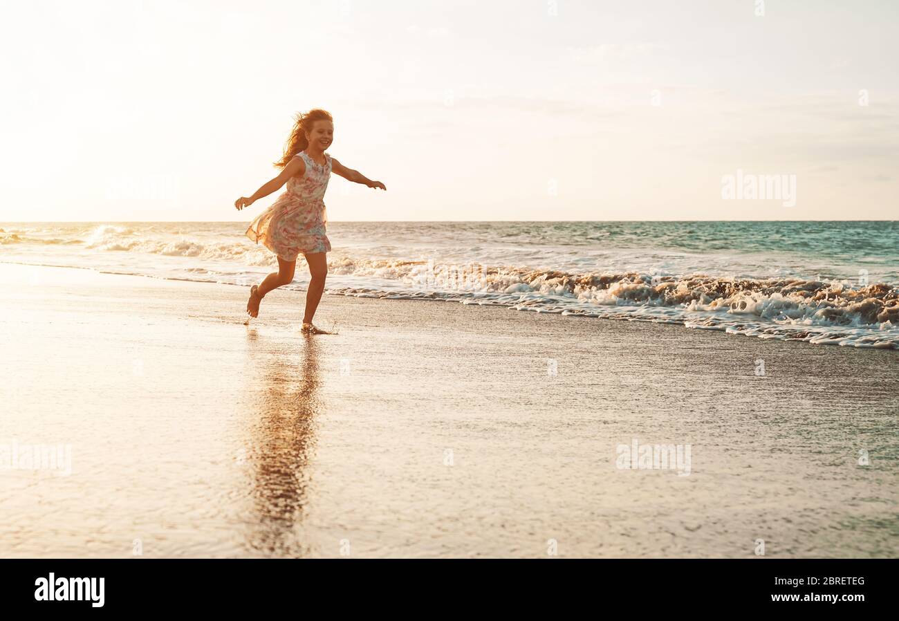 Glückliche kinder spielen am strand -Fotos und -Bildmaterial in hoher ...