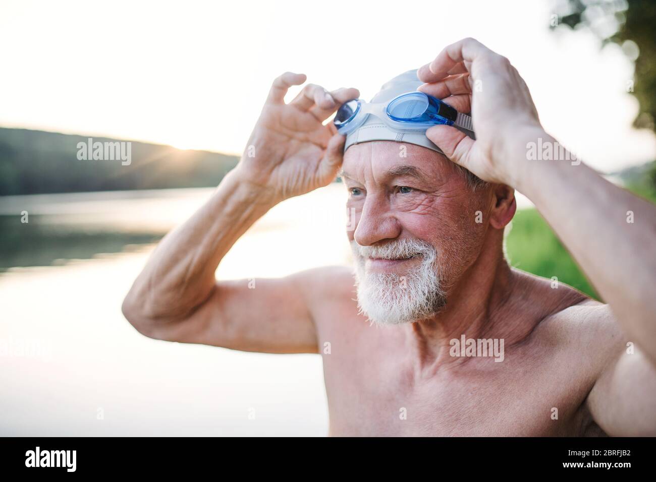 Badeanzug, schwimmbrille, badekappe -Fotos und -Bildmaterial in hoher ...