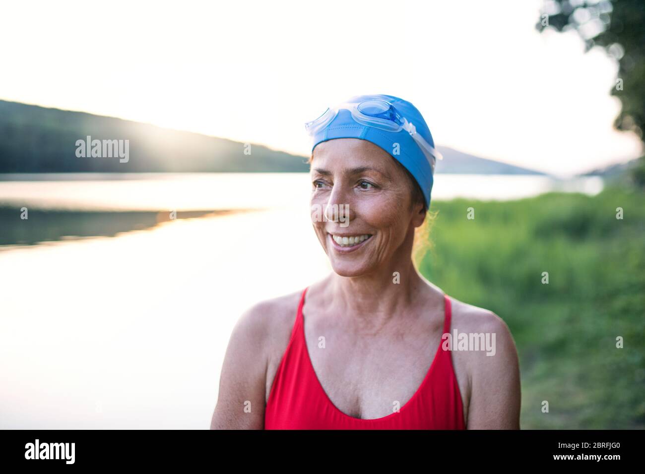 Alte frau mit badeanzug -Fotos und -Bildmaterial in hoher Auflösung – Alamy