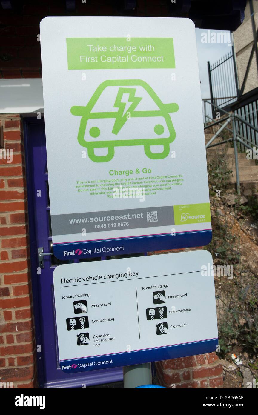 Schild für ausgewiesene Ladestationen für Elektrofahrzeuge an einem ... Schild für ausgewiesene Ladestationen für Elektrofahrzeuge an einem ...